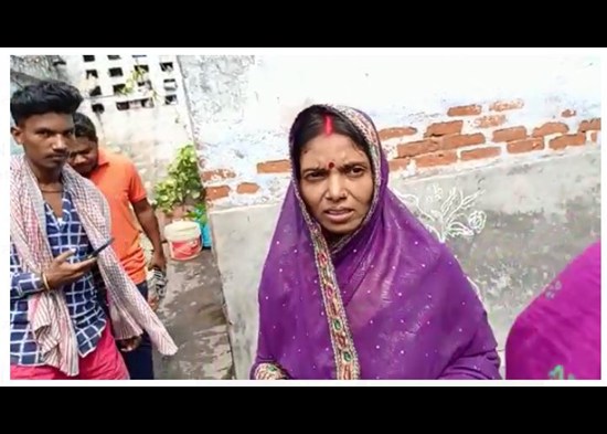 पानी से भरे बाल्टी में ॐ और त्रिशूल जैसा आकृति दिखने पर लोगों की बढ़ी ...