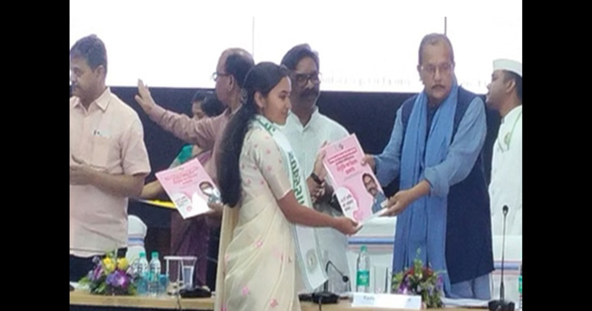 319 सहायक आचार्यों और महिला पर्यवेक्षिकाओं को सौंपा नियुक्ति पत्र