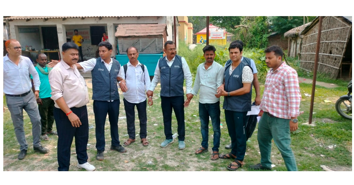 सहरसा में निगरानी टीम ने महिषी अंचल कार्यालय के राजस्व कर्मचारी और दलाल ...