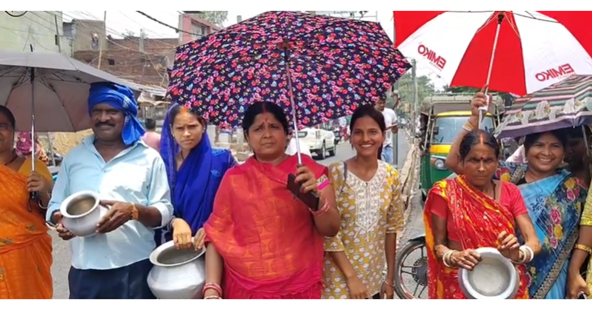 महिलाओं ने बर्तन लेकर किया प्रदर्शन,वार्ड पार्षद ने दी चेतावनी